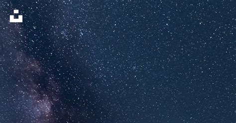 별이 빛나는 밤 아래 흰색과 검은 색 등대 사진 Unsplash의 무료 페스카데로 이미지