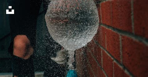 흰색과 빨간색 교수형 장식을 들고 있는 사람 사진 Unsplash의 무료 풍선 이미지