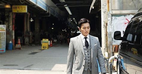 슈트 입은 남자