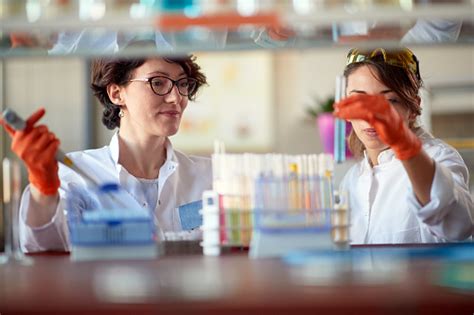 실험실에서 파이펫과 시험관으로 일하는 젊은 여성 화학 학생 과학 화학 실험실 사람들 2명에 대한 스톡 사진 및 기타 이미지 2명 개발 공학 Istock