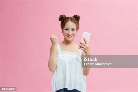 분홍색 배경에 고립 된 휴대 전화를 들고 승리 제스처와 행복한 비즈니스 여자 재미에 대한 스톡 사진 및 기타 이미지 재미 매우 기쁜 여자 Istock