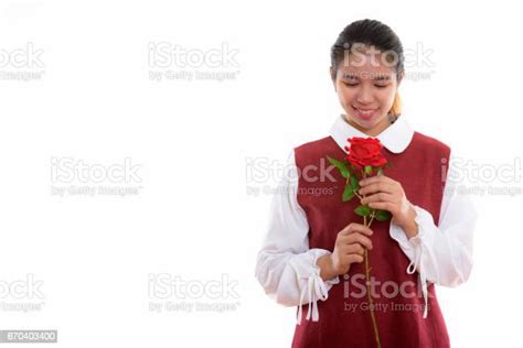들고 빨간 장미를 보고 하는 동안 웃 고 젊은 행복 한 아시아 여자의 스튜디오 샷 20 29세에 대한 스톡 사진 및 기타 이미지 20 29세 25 29세 공휴일
