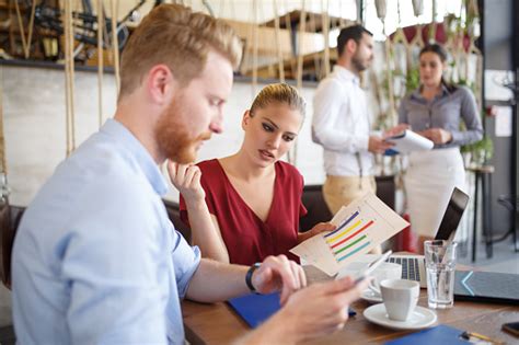 두 사업가 분석 그래프를 카페에서 이용하실 수 있습니다 4 명에 대한 스톡 사진 및 기타 이미지 4 명 계획 그래프 Istock