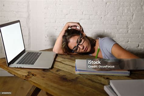 가정용 랩톱 컴퓨터 시험 준비에 피곤 공부 하는 젊은 학생 여자 소진 및 느낌 스트레스 좌절 하 고 게으른 책상에 누워 지 루 게으름에 대한 스톡 사진 및 기타 이미지