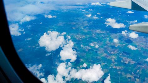 비행기 창문 너머로 푸른 하늘과 구름의 아름다운 자연 여행 개념 여행자 여행 휴가 관광 배경 0명에 대한 스톡 사진 및 기타 이미지 Istock