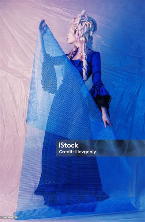 스튜디오의 금발 모델 블루 드레스에 아름다운 고급스러운 그리스 헤어 스타일을 가진 여성 흰둥이 뷰티 초상화 여신 순수함과 순수함 르네상스 개념에 대한 스톡 사진 및 기타