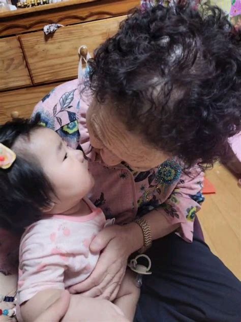 증조할머니와의 첫만남 증조할머니에게도 잘 안겨웃는 이프리♡ Youtube