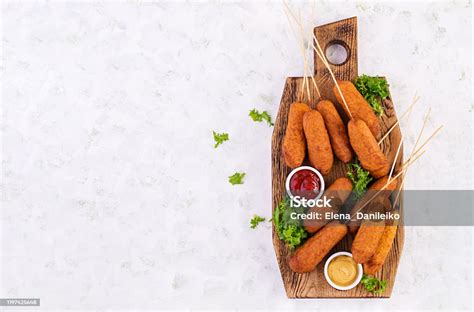 나무 판에 겨자와 케첩을 가진 전통적인 미국 옥수수 개 길거리 음식 맨 위 보기 복사 공간 콘 도그에 대한 스톡 사진 및 기타 이미지 Istock