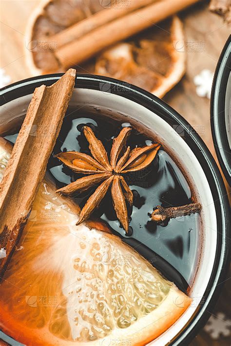 加香料的热葡萄酒背景一种用红酒香料和柑橘类水果制成的冬季圣诞热饮