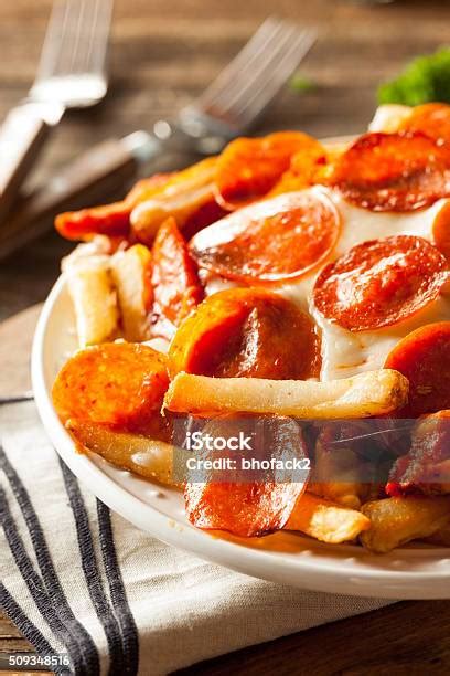 홈메이트 페페로니 및 치즈 피자를 프렌치 프라이와 함께 제공 0명에 대한 스톡 사진 및 기타 이미지 0명 감자 요리 감자 칩 Istock