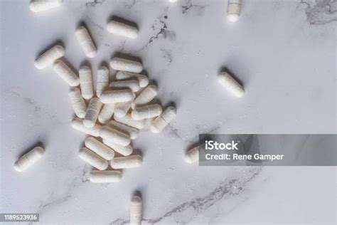 진통제 와 약물 남용 개념 처방약과 알 약 캡슐의 병에 가까이 흰색 대리석 테이블에 떨어지는 개념에 대한 스톡 사진 및 기타 이미지 Istock