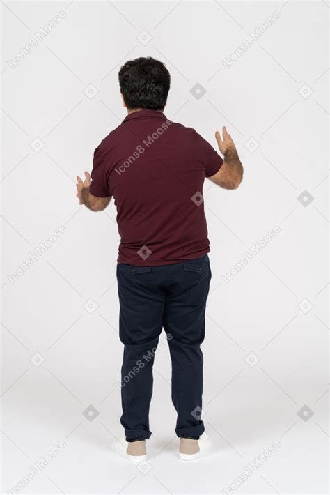 설명하는 남자의 뒷모습 사진