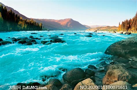 湍急的蓝色河流和岩石摄影图片 大图网图片素材