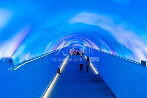 重庆：防空洞变身“彩虹隧道” 人民图片网