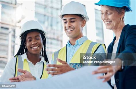 건축가 팀 청사진 및 건설 계획 토론 또는 현장 협업을위한 회의 건물 건축 또는 프로젝트 계획을 위한 팀워크 대화에서 행복한 산업 엔지니어 20 24세에 대한 스톡 사진 및