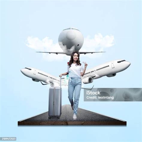 모자를 쓴 여자가 여행 가방을 들고 서 있는 동안 하늘 배경에서 비행 상업 비행기와 함께 신용 카드를 들고 있는 모습 개념에 대한 스톡 사진 및 기타 이미지 Istock