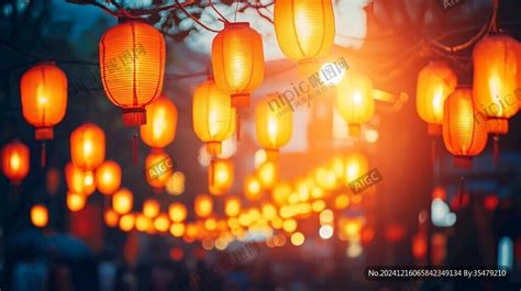 Ai创作图元霄灯节 文艺古风灯笼群 灯笼高清图 猜灯迷 高清唯美节日灯笼 春节灯旗 灯笼夜景灯光 唯美灯笼照片 夜市里的古典灯笼 晚上的红灯笼