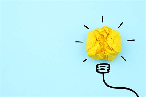 흰색 배경에 구겨진 종이 전구와 창조적 인 아이디어 영감 새로운 아이디어와 혁신 개념 0명에 대한 스톡 사진 및 기타 이미지 0명 개념 노랑 Istock