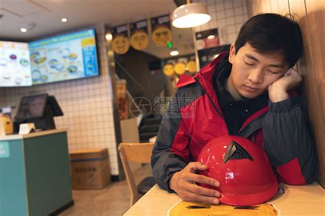 外卖员在餐厅内休息高清图片下载 正版图片507692680 摄图网