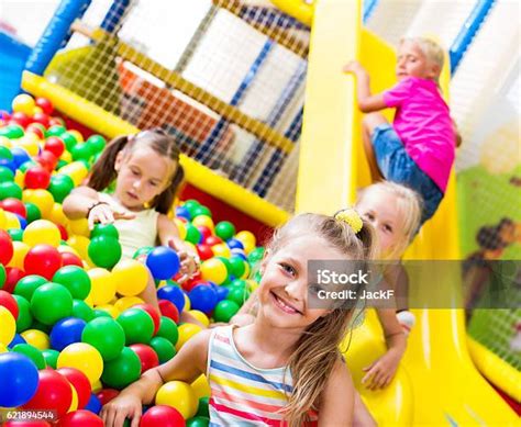 여러 가지 빛깔의 플라스틱 공을 가지고 노는 소녀 수영장 스포츠 경기장에 대한 스톡 사진 및 기타 이미지 수영장 스포츠 경기장 운동장 공 스포츠 장비 Istock