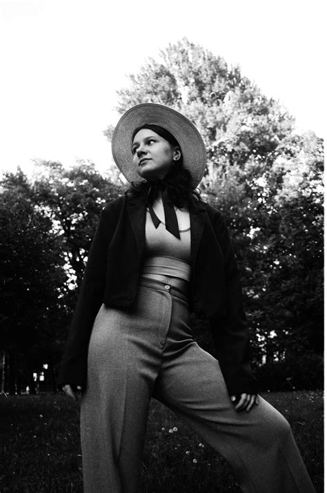 그레이 스케일 사진 그레이스케일 낭만적인 매력적인 복고풍 스타일 블랙 블레이저 블랙 앤 화이트 소녀 젊은 여성