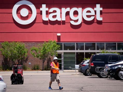 Target Workers Can Wear Shorts Now And Theyre Thrilled About It Business Insider