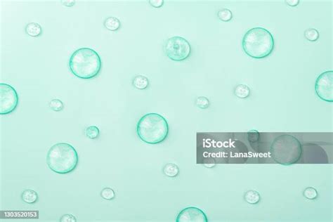 블루에 액체 젤 화장품 민트 배경에 방울 젤의 질감 얼굴 클렌징을 위한 투명 한 방울 젤의 패턴 스킨케어용 화장품 미용 제품 보습 혈 청 0명에 대한 스톡 사진 및 기타
