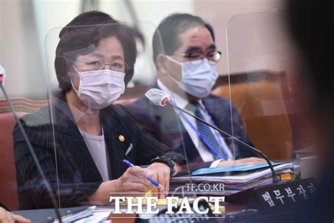 TF사진관 또다시 발끈한 추미애 장편 소설을 쓰려고 하나 포토 기사 더팩트