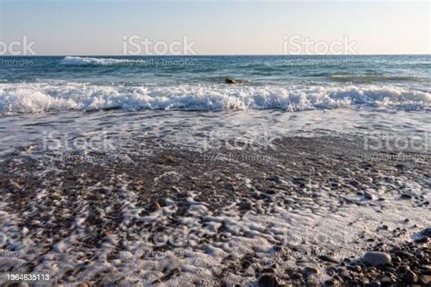 파도와 거품과 푸른 바다에 의해 해변에 화려한 부드러운 돌의 아름다운 질감 갈색에 대한 스톡 사진 및 기타 이미지 갈색 계절 관광 Istock