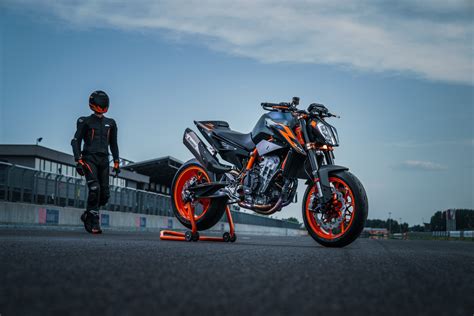 2022 Ktm 890 Duke R—the Super Scalpel Gets A Sharp New Look Ktm Press