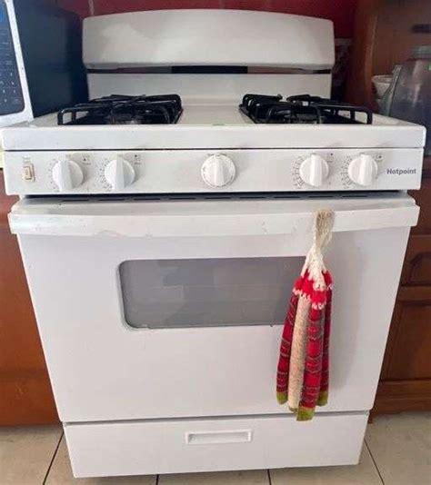 Hotpoint Gas Range With 4 Burners And Oven Metzger Property Services Llc