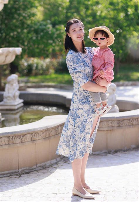 惠若琪晒全家福庆结婚五周年 和老公花丛中相拥 搜狐大视野 搜狐新闻