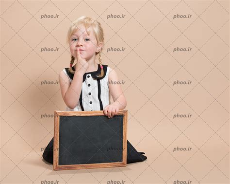 عکس کلاس درس با صندلی های چیده شده در آن و تخته سیاه عکس با کیفیت و