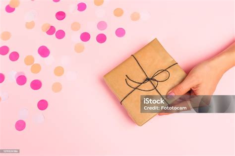 파스텔 핑크 배경에 선물 상자 탑 뷰를 선물 하는 여자 핑크 색종이 선물 컨셉 어버이날 여성의 날 또는 기타 공휴일 또는 축전을 위한 카드 제공 공휴일에 대한 스톡 사진 및