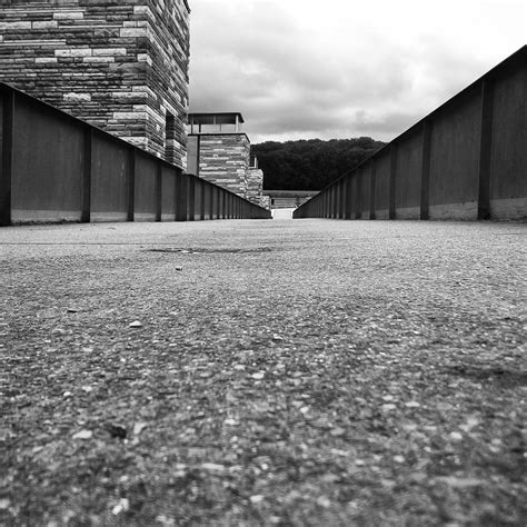 무료 이미지 검정색과 흰색 목재 도로 화이트 다리 거리 사진술 집 햇빛 벽 아스팔트 산책 편물 선