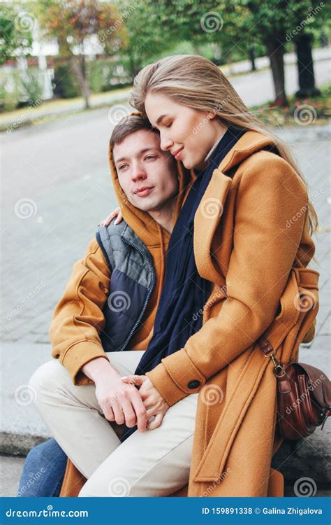 Gefeliciteerd Jong Stel Uit Liefde Tieners Vrienden Gekleed In Een Dagboek Dat Samen Op De