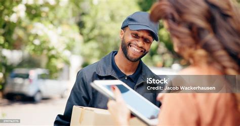 배송 전자 상거래 및 공급망을 위한 여성과 배달원이 있는 상자 디지털 서명 및 태블릿 온라인 쇼핑 주문 물류 및 패키지 소포 및화물에 대한 사람들과의 유통 25 29세에