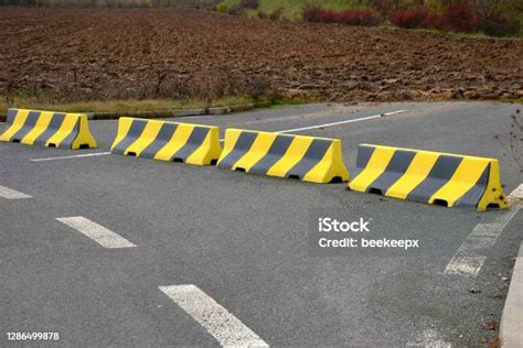 수평 도로 표시 차선 도로에 고속도로 콘크리트 장벽 차량 충돌 차선 분리기 검은 줄무늬가 있는 노란색 도로가 완료되지 않고 필드