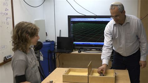 Video Applying Incongruent Visual Tactile Stimuli During Object Transfer With Vibro Tactile