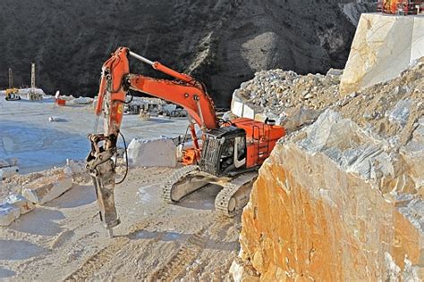 기계 및 채석장 장비가있는 대리석 채석장 흰색 대리석 추출 및 가공 개방형 광산 카라라 의 전망 0명에 대한 스톡 사진 및 기타