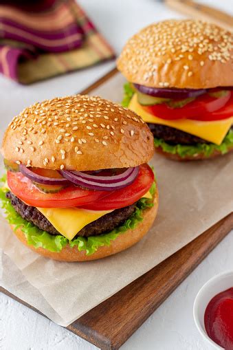 커틀릿 토마토 양상추 오이 양파 치즈를 곁들인 버거 미국 요리 패스트 푸드 치즈 버거 고기에 대한 스톡 사진 및 기타 이미지 Istock