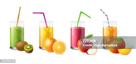 과일 스무디 주스와 음료 열대 신선한 건강 음료 다이어트 및 해독 영양이있는 사실적인 안경 키위와 오렌지 사과와 망고 칵테일과