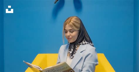 노란 의자에 앉아 신문을 읽는 여자 사진 Unsplash의 무료 테헤란 이미지