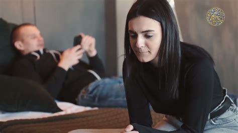 مشاهدةُ الأفلام الإباحيّة للإعانة على تحْسين العلاقة بين الزَّوجين