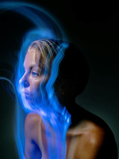 파란 머리의 여자가 담배를 피우고 있습니다 사진 Unsplash의 무료 실험적인 이미지