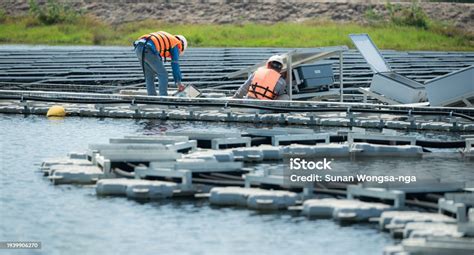 두 기술자는 현재 수상 태양광 발전 시스템에서 태양 에너지로 생성된 전기의 송전 단자를 평가하고 수리하고 있습니다 2명에 대한 스톡 사진 및 기타 이미지 Istock