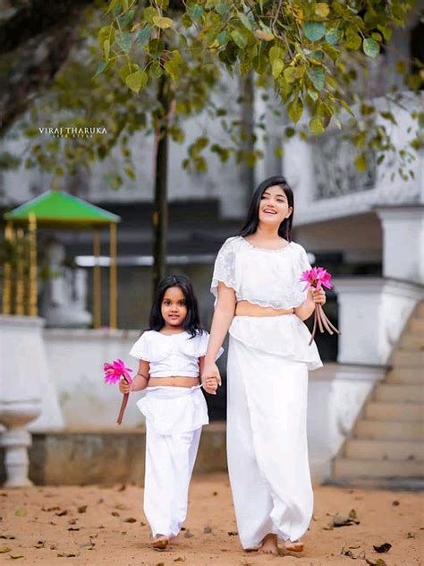 වෙසක් 🌼 මංගල්ලෙට සැරසුන අපේ කලා තරු පින් පාටයි හැමෝම 🙏🌸 Wesak Actress Shortsfeed Youtube