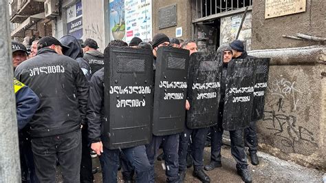 აღსრულების ბიურო უარყოფს კეკელიძეზე გაზის გამოყენებას და ძალადობაში აქტივისტებს ადანაშაულებს