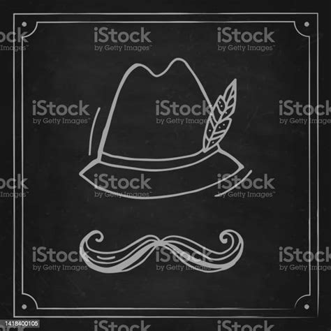 옥토버 페스트 2022 맥주 축제 검은 분필 보드에 깃털과 무스 타케가있는 손으로 그린 낙서 모자 독일 전통 휴일 10월에 대한