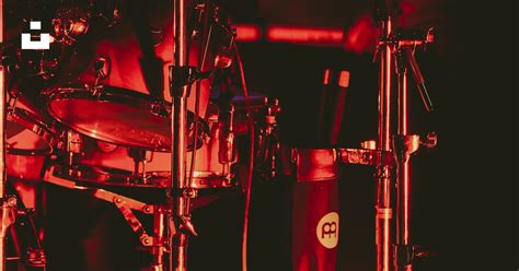 빨간색과 검은 색 드럼 세트 사진 Unsplash의 무료 테헤란 이미지